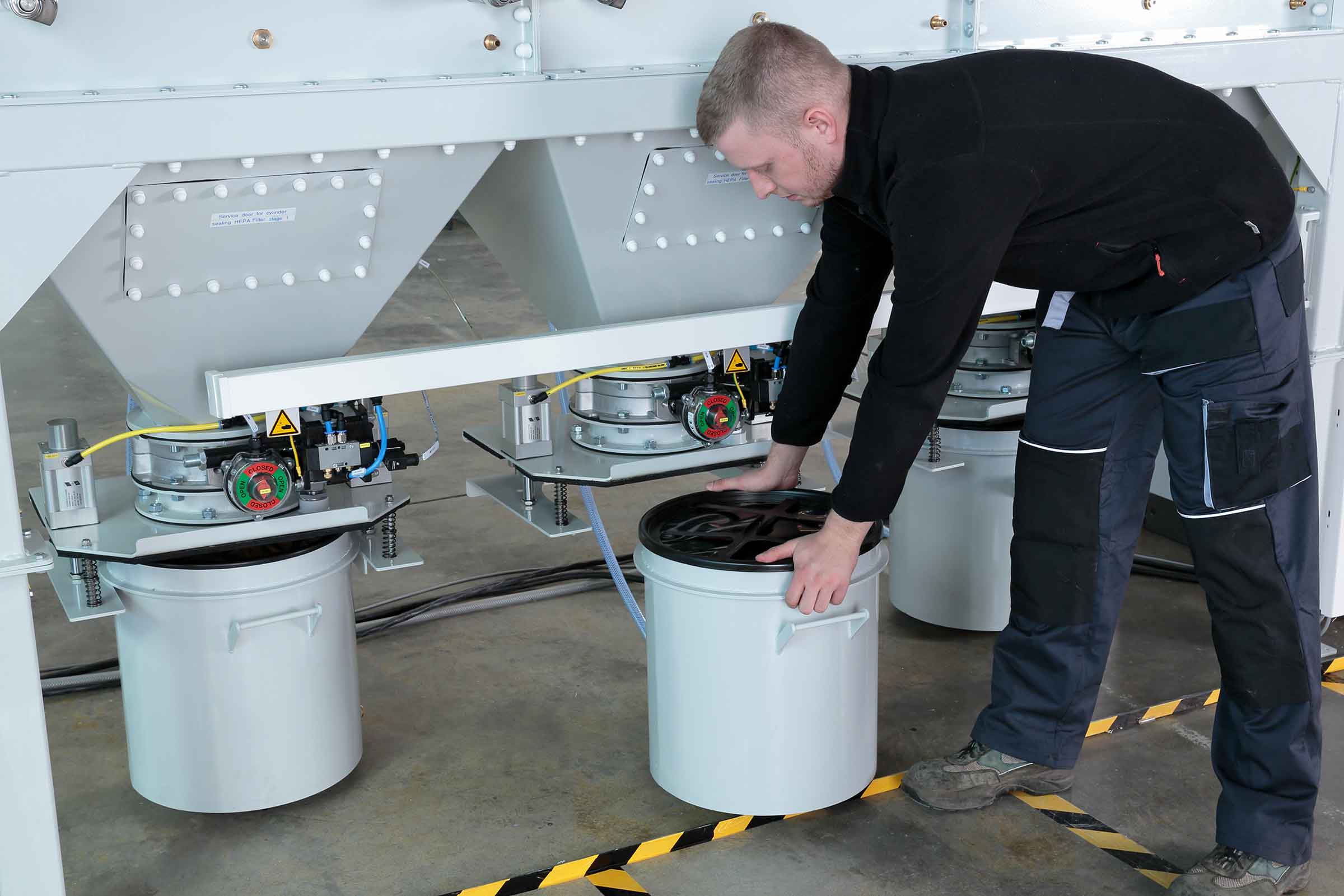 Protection of the operator during dust recovery – Containment Technology