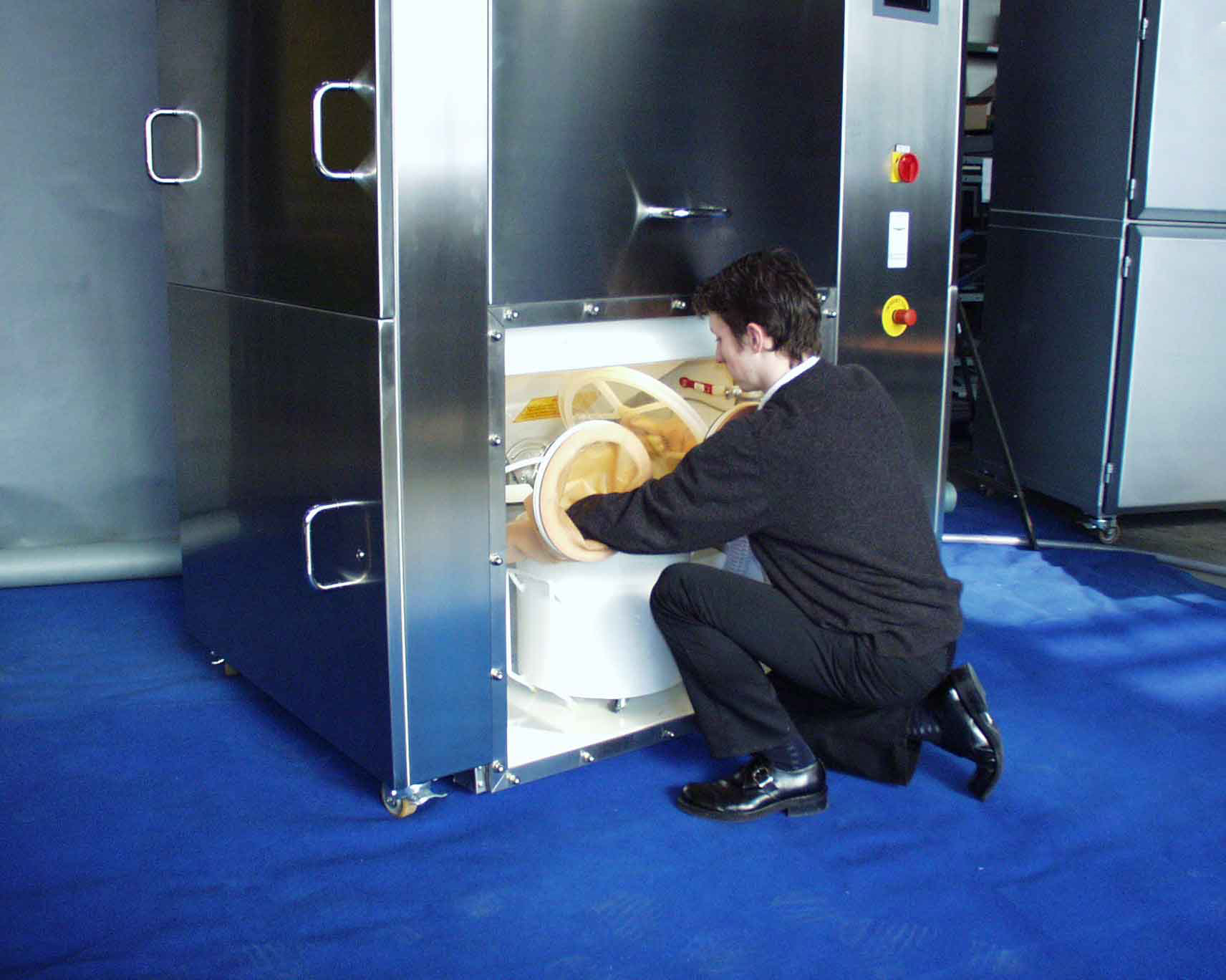 Protection of the operator during dust recovery – Containment Technology